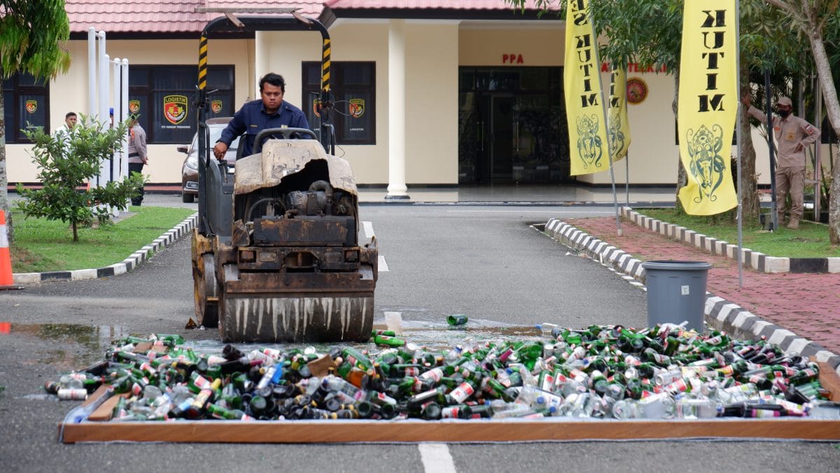 Pemusnahan miras dan kembang api jelang lebaran 2023 - Harian Utama